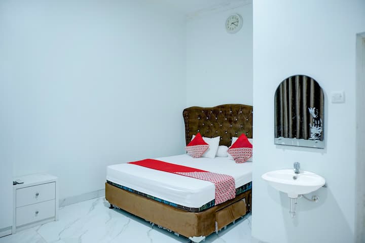 Standard Double | Hotel O Family Homestay - Cirebon