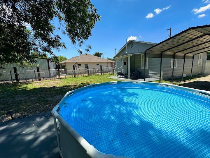 Red Door Bungalow W/ Plunge Pool - San Antonio, TX