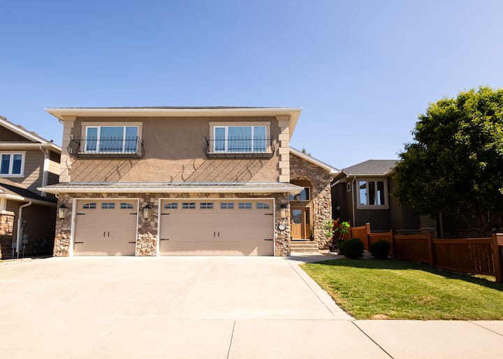 Opulent Oasis - Alberta