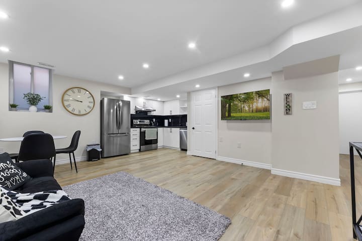 Seven Wonders: Modern Apt 2b/1b, Kitchen, Parking! - Ajax