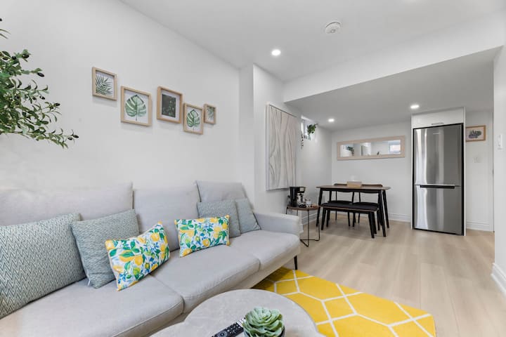 Sage Garden: Modern Apt 2b/1b, Kitchen, Parking! - Ajax