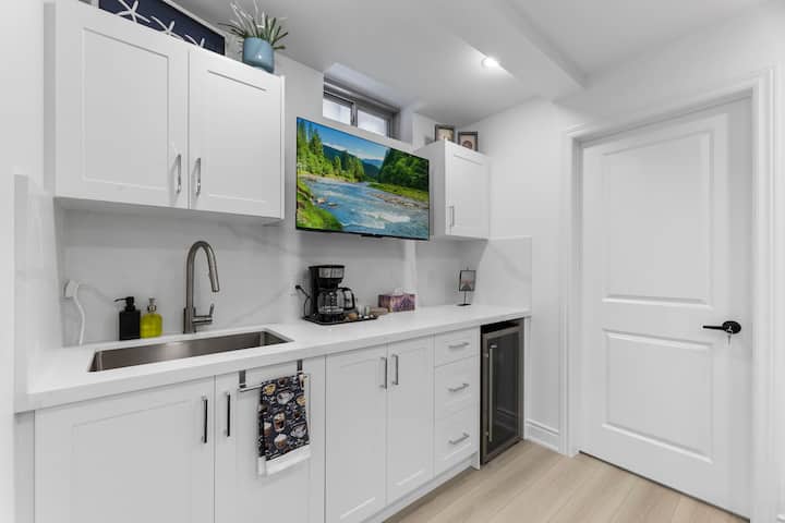 Seaside Gardens: Modern Apt 3b/2b, Kitchen,parking - Ajax