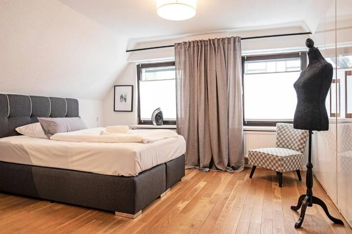 Pension Café Eisgold | Superior Dz Queensize-bett - Ratingen