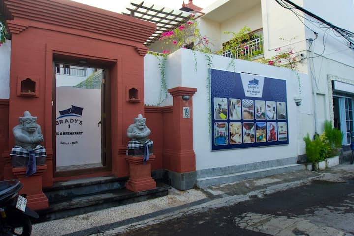 Brady's Guesthouse (Luxury Room) - Denpasar
