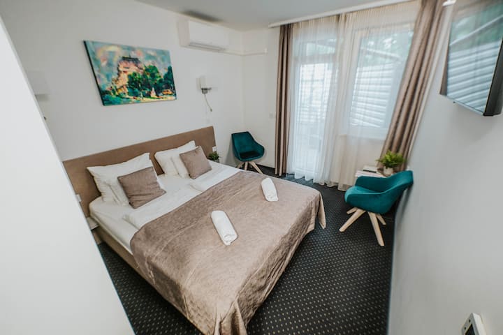 Franciaágyas Szoba Terasszal - Szeged