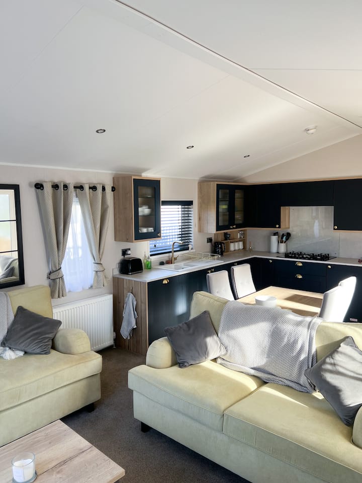 Modern Lodge With Idyllic Views - Northumberland