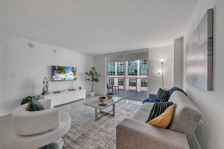 Modern 39th Floor Brickell Apt | Sleeps 4 + Wfh - Miami
