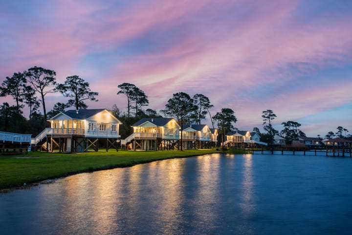 Two-bedroom Cabin With Bunk Nook - Gulf Shores, AL