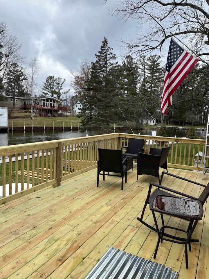 Cozy Waterfront Retreat | Steps From Indian River - Indian River, MI