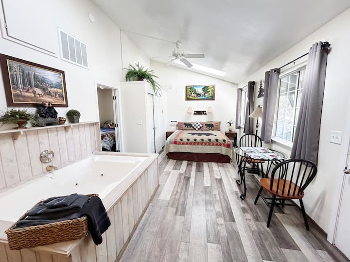 Jacuzzi Skylight Cabin No.20 - Big Bear, CA