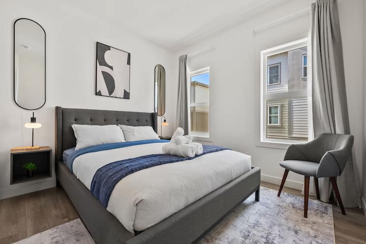 Luxury Aspen 2br Home » 2 Car Garage » Netflix - Calgary