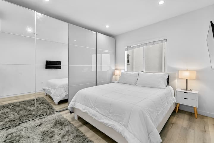 Chic Central 1 Br Oasis W/sofa Bed, Parking & W/d - Los Angeles, CA
