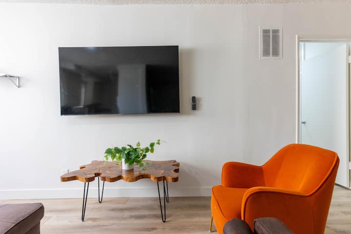 Modern Relaxing & Beautiful Apt - Beverly Hills, CA