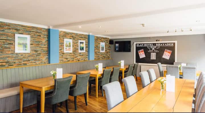 Cosy Family Room & Breakfast - Rhayader