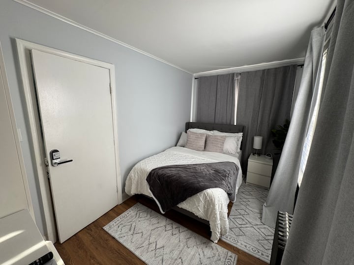 The Cozy Gray Room - Queens, NY