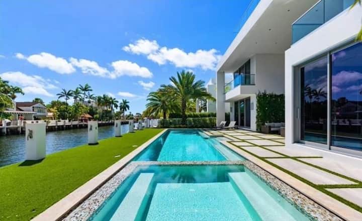 Majestic Luxury: Waterfront Villa W Theater Room - Fort Lauderdale