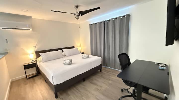 Stylish Studio King Bed 65” Tv & Spa Hydro Shower - West Palm Beach, FL