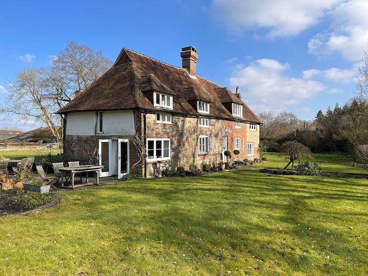 Charming 3-bed Cottage, Nr Goodwood & Cowdray - South Downs