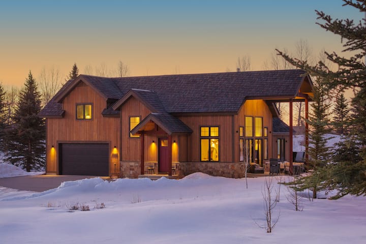 Upscale, Mtn Modern Ski Chalet With Hot Tub & A/c - Driggs, ID
