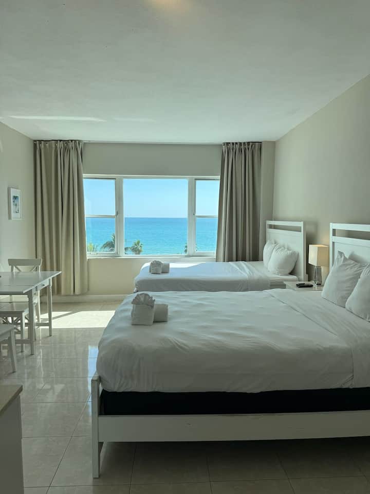 Ocean View Condo Sleeps 4 People - Miami Beach, FL