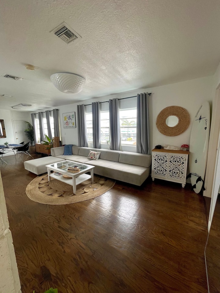 Unique 1 Bed Apt W/ Free Parking! - Miami Beach, FL