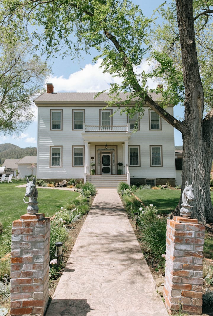 Bybee Estate Historic Inn - Jacksonville, OR