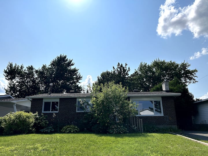Centrally Located, 5br Bungalow - 가티노