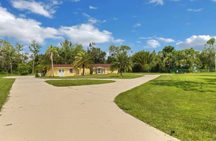 Tropical Breeze Villa - Sleeps 8 - Fort Myers, FL