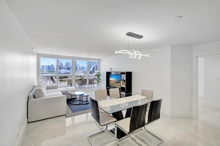 Modern 4br W/ Bayview & Pool - 邁阿密