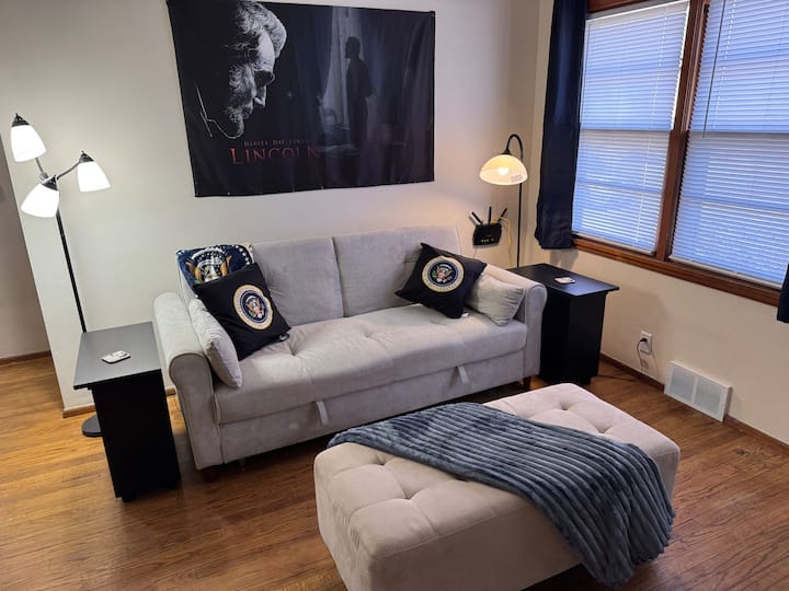 Lincoln - Themed 2bd/1ba Duplex In Great Location - Champaign, IL