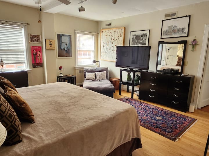 Fun & Funky Downtown W/ Patio, Elevator, W/d &More - Charlottesville, VA