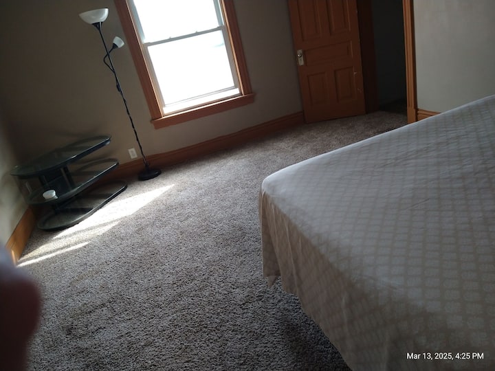 Larger Guest Room Near Downtown - Bay City, MI
