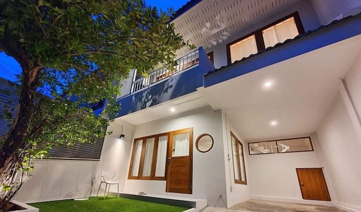 Pet-friendly 3br Townhome W/ Yard & Free Parking - Bangkok