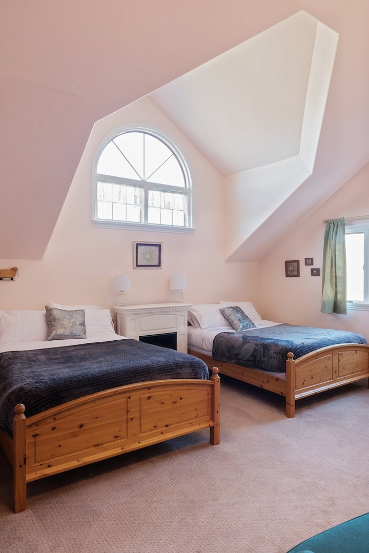 Double Queen Bed Suite - Tucker Peak Lodge - Julian, CA