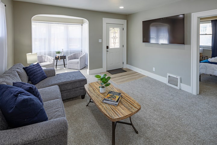 Pebble Beach W/ Sunroom | Grill & Minigolf - Sioux Falls, SD