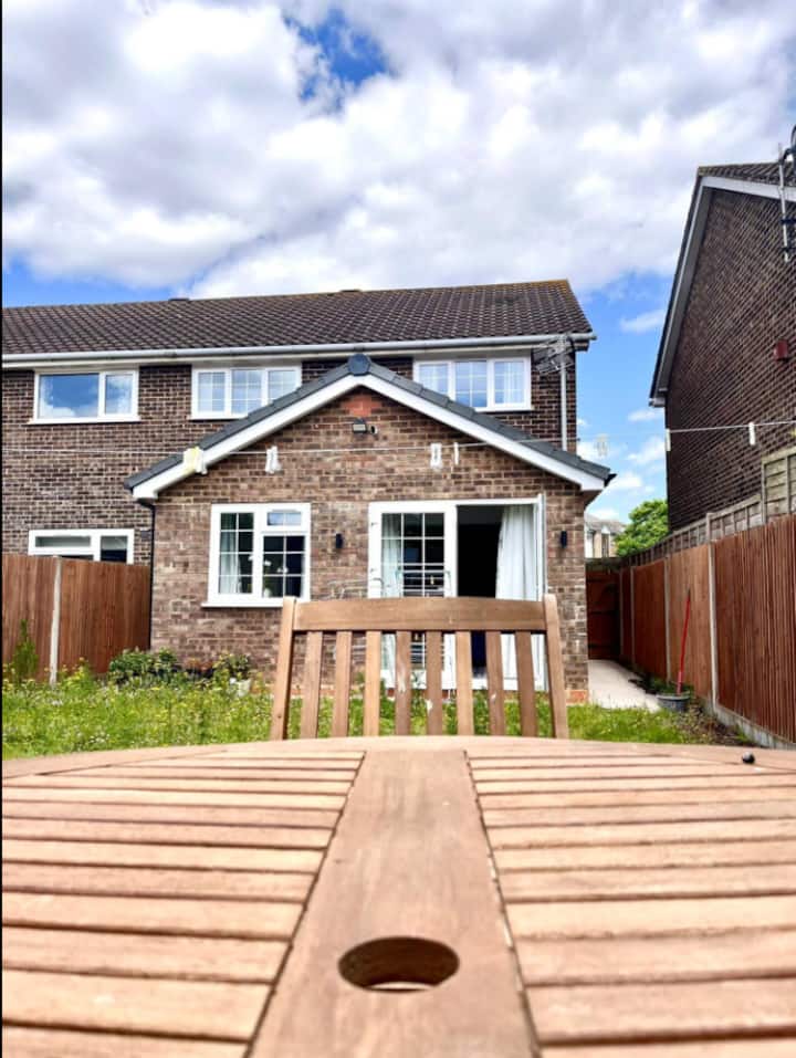 Turquoise Tranquil- 3 Bed House - Bracknell