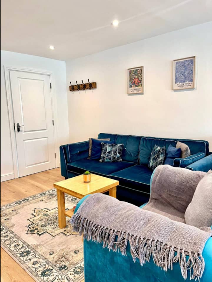 Turquoise Tranquil- 3 Bed House - Bracknell