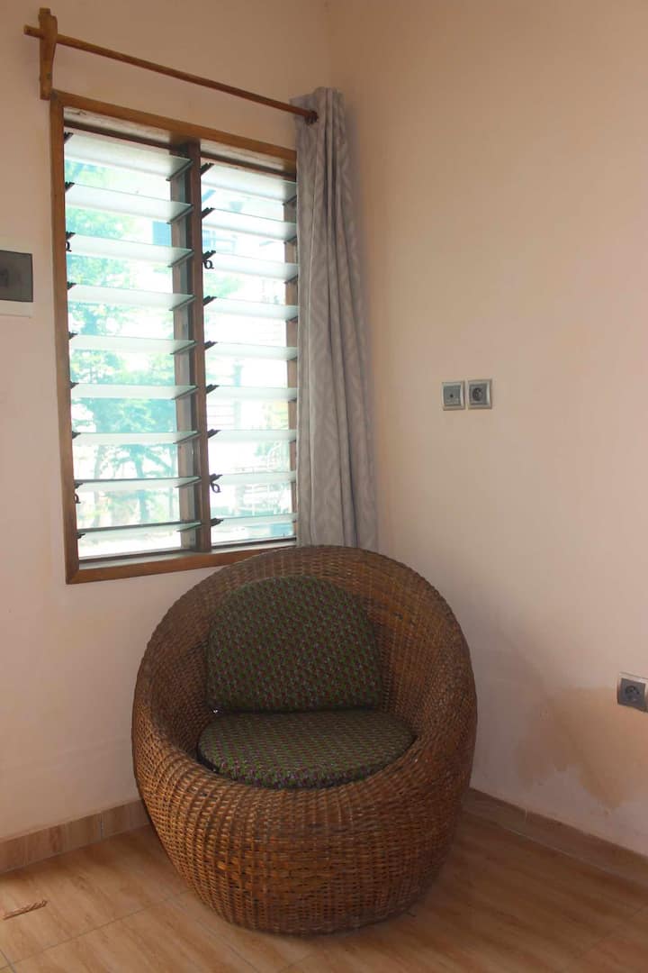 Jolie Chambre Indépendante Dans Maison Avec Jardin - Cotonou