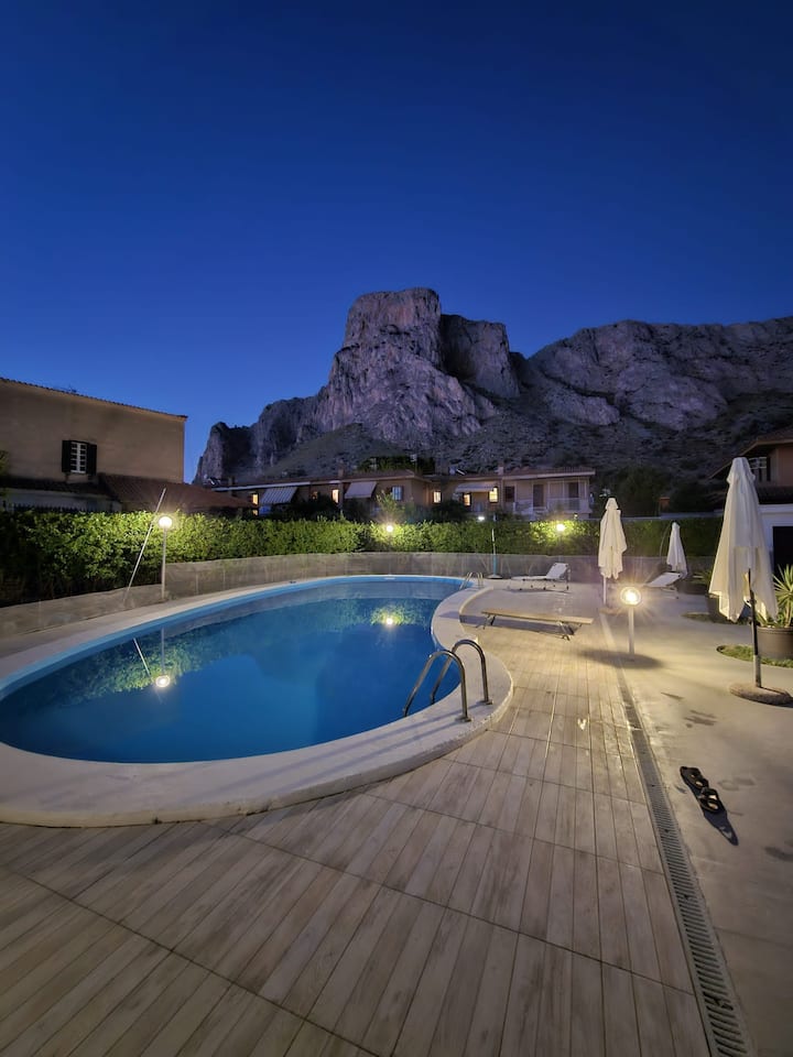 Villa Con Piscina A Sferracavallo - Palermo