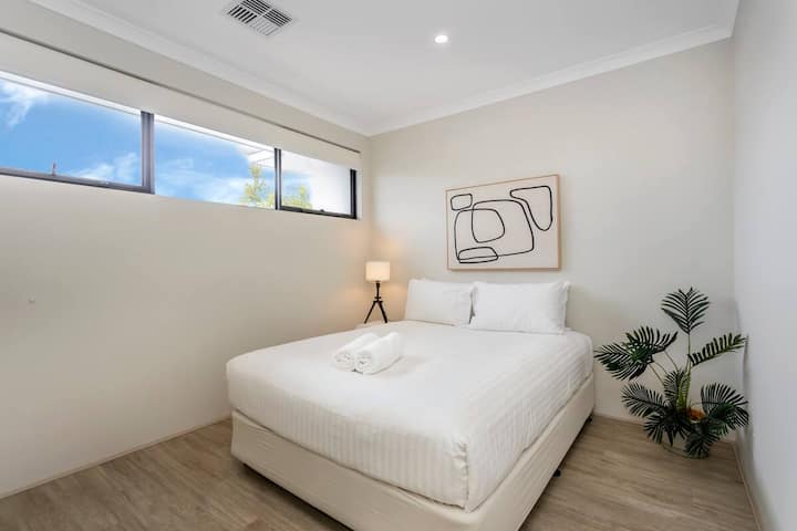 Suite 2 - Upstairs @ Shop & Stay Karrinyup Retreat - Perth