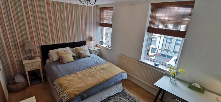 Home In Popular & Vibrant Area Of Cardiff (City) - Cardiff