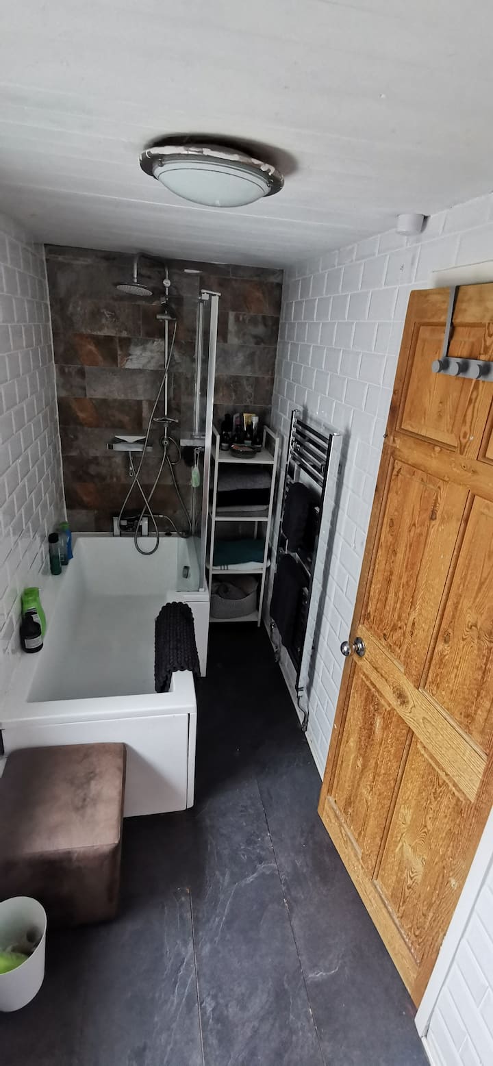 Home In Popular & Vibrant Area Of Cardiff (City) - Cardiff