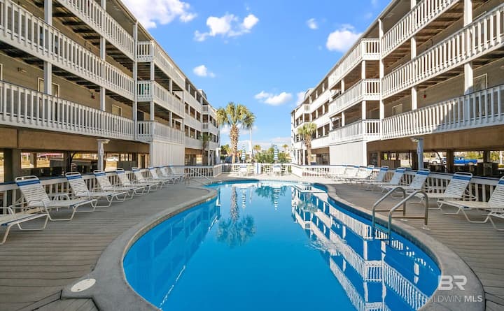 Pet-friendly Condo: Walk To The Hangout - Gulf Shores, AL