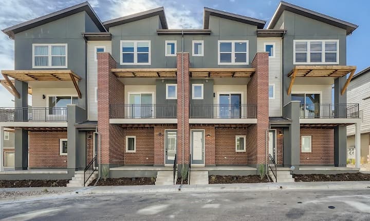 2 Bedroom Townhome W/ Garage - Wheat Ridge, CO