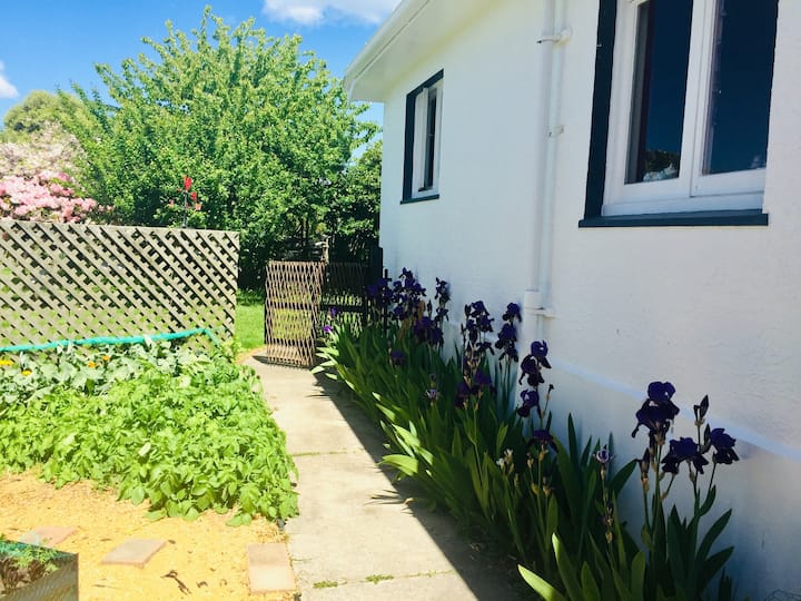 Cosy Country Town Waimate House
2 Bdrm, Sleeps 5 - Waimate