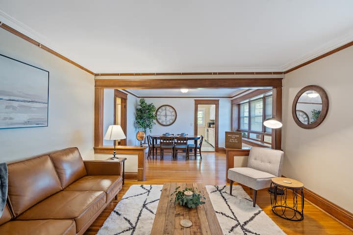 Hazel's Haven | 2br Cozy Classic - Drake University, Des Moines