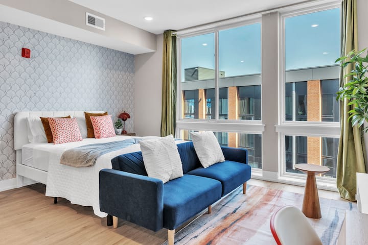 Floor To Ceiling Windows | Bridge Views | Studio - Philadelphia, PA