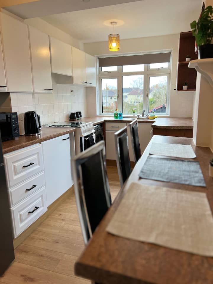 Olive Lodge - Cosy 3 Bed House - 사우샘프턴