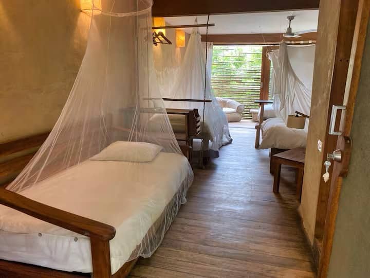 Single Beds (Female Room) | Ecolodge - Máncora