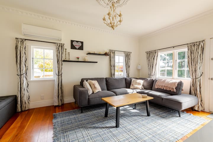 Cute Character Cottage - Martinborough